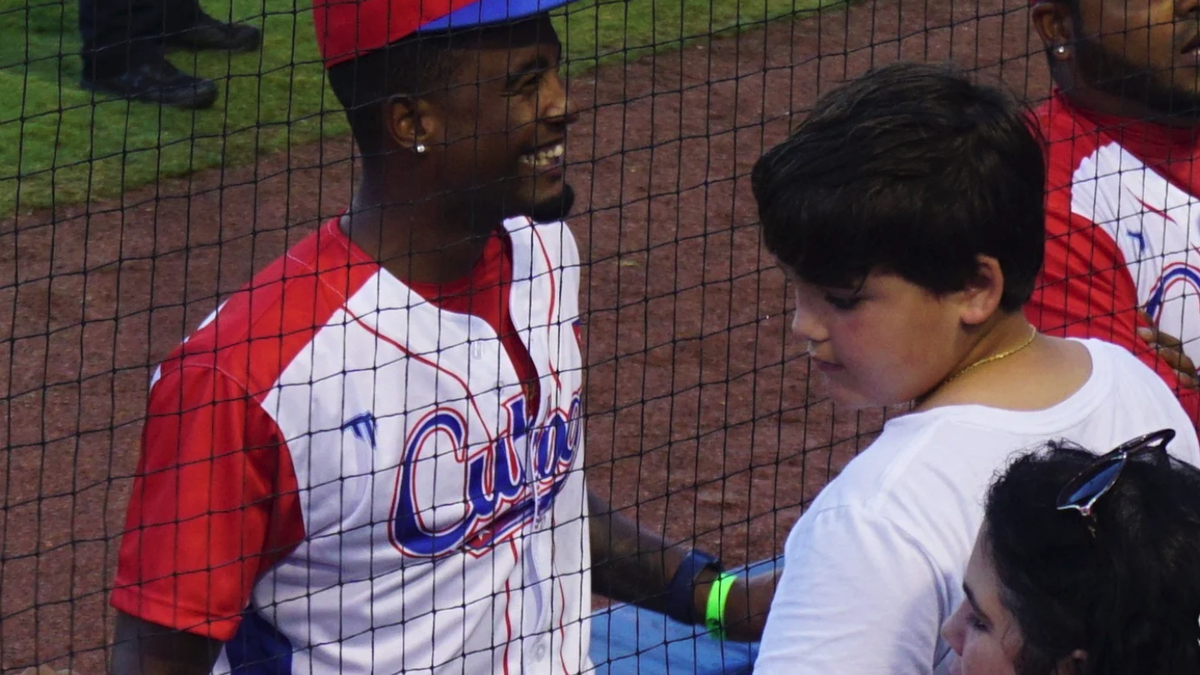 Régimen confirma que el pitcher Andy Rodríguez se quedó en Miami