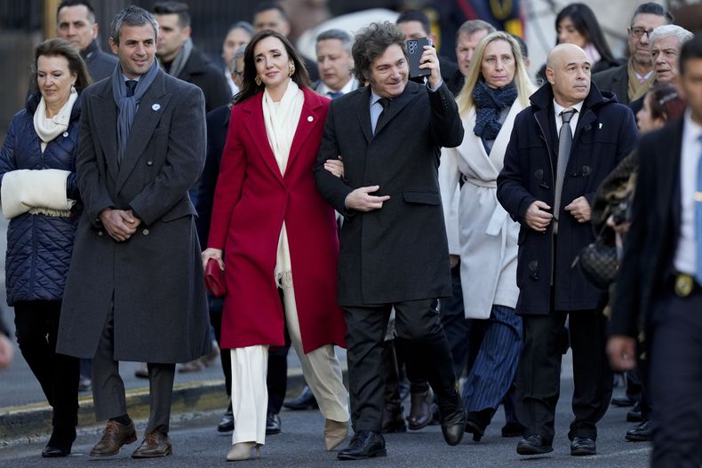 Milei desfila en tanque militar y firma pacto en día de la ...