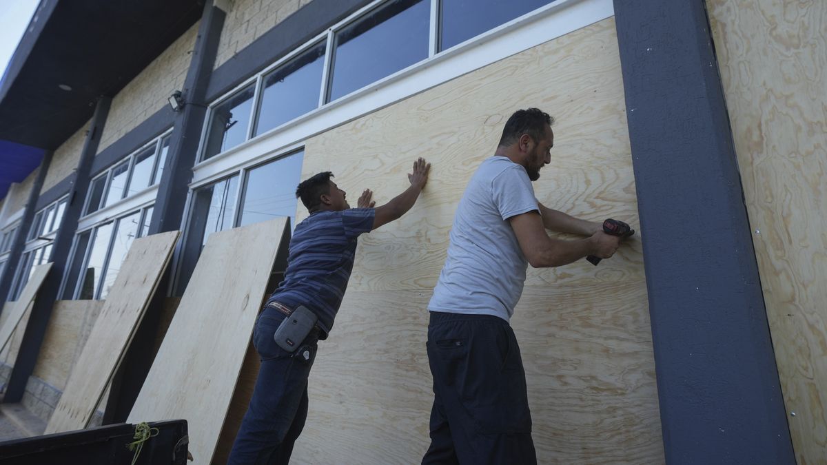 Beryl se debilita a huracán de categoría 2 en su camino hacia Tulum, México