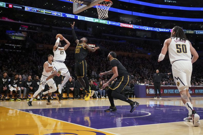 Murray suma 29 puntos; Nuggets resisten ante Lakers en últimos minutos