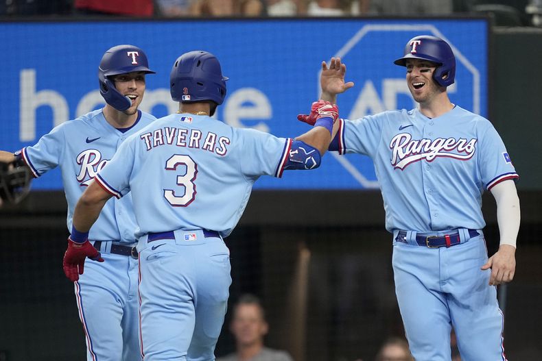 Rangers logran crucial barrida al derrotar 9-8 a Marineros