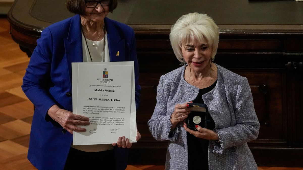 Isabel Allende recibe la medalla rectoral de la Universidad de Chile