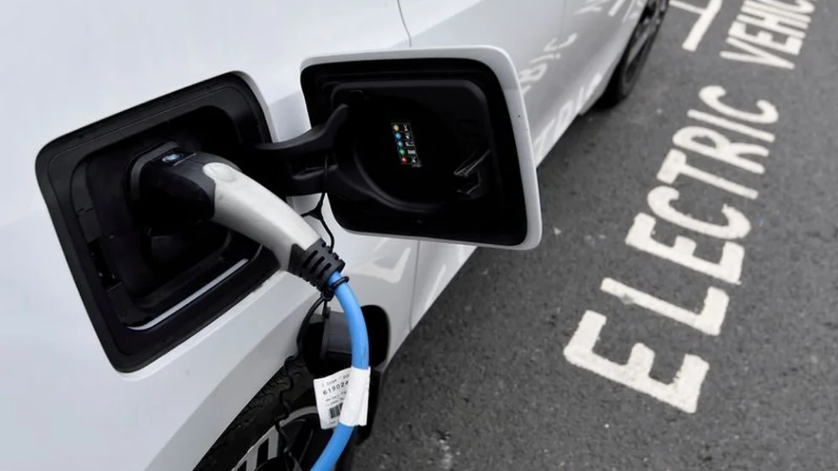 La otra cara de los autos eléctricos: la contaminación que genera la ...