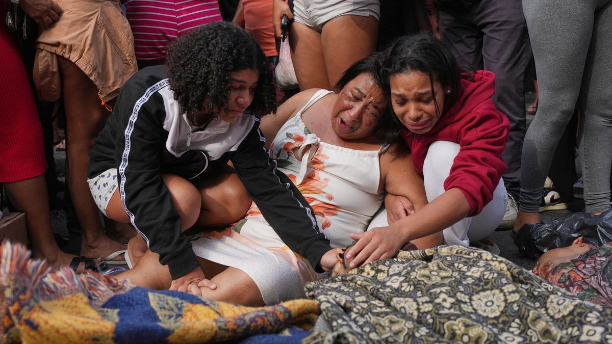 Favelas de Río, devastadas tras una letal redada mientras las familias ...