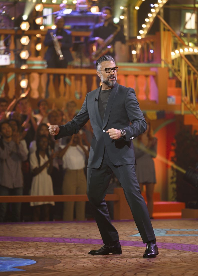 Jaime Camil moderniza la lotería mexicana en un programa de concursos ...