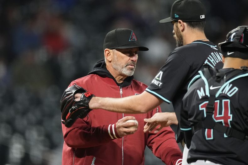 Con vuelacercas de Carroll y Grichuk, Diamondbacks superan 3-2 a Rockies
