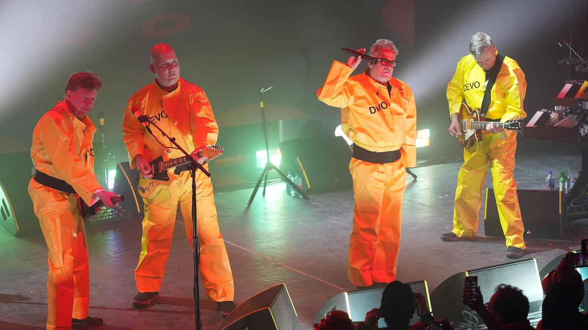 El legado incomprendido de Devo en el art-rock es explorado en un nuevo ...