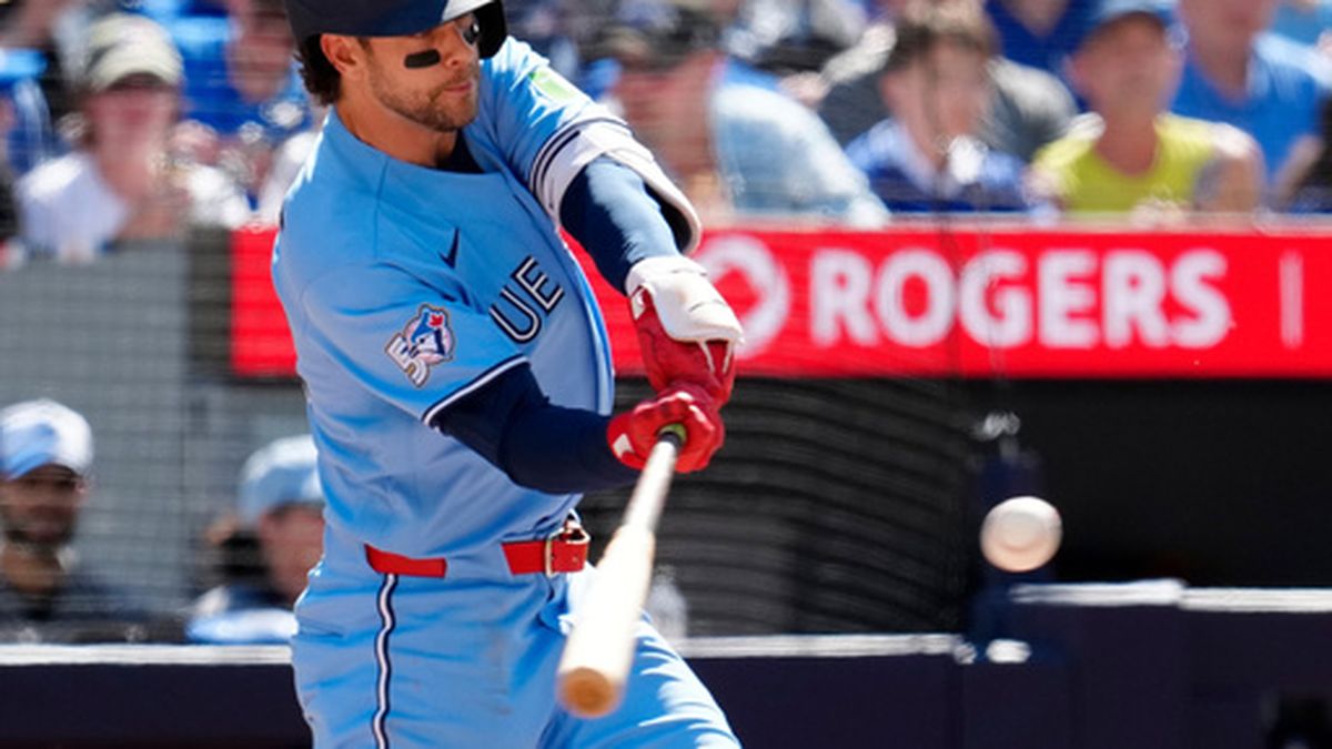 Ernie Clement pega jonrón de 3 carreras y Azulejos vencen 6-4 a Orioles ...