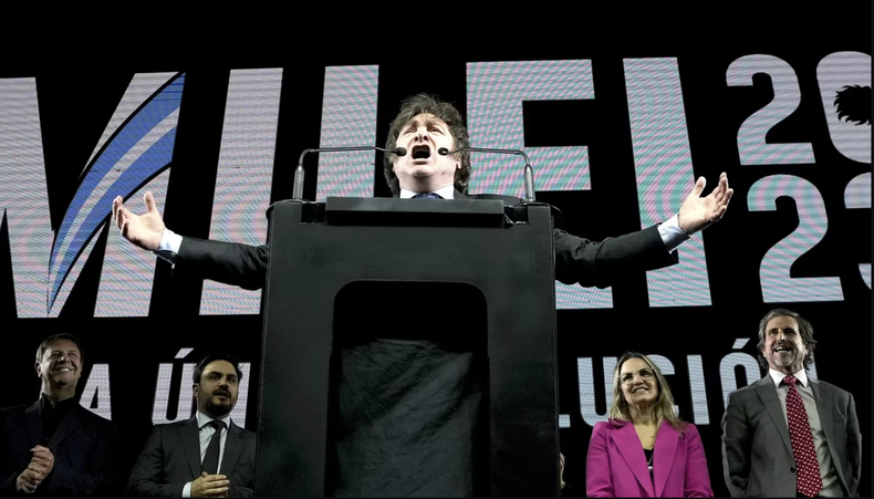 El ultraliberal y defensor del libre mercado Javier Milei sorprende al ganar las primarias en ...