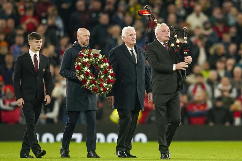 Jugadores y aficionados del Manchester United rinden tributo a Bobby ...
