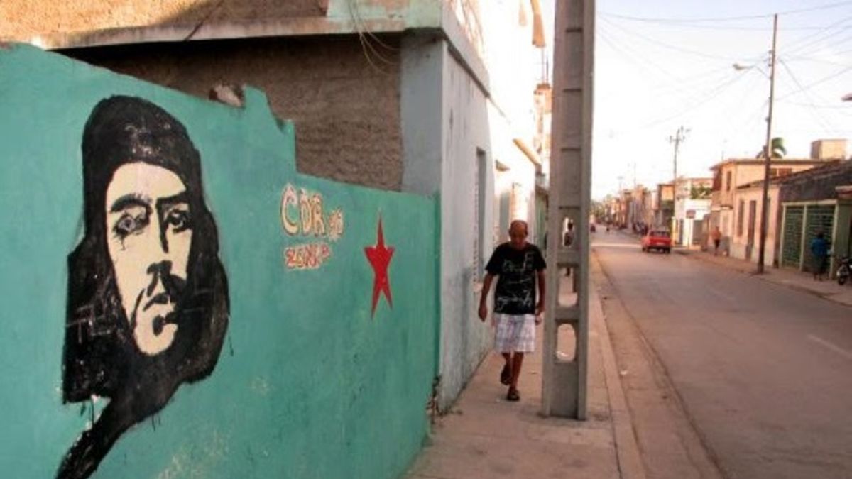 Aparecen símbolos nazis en imagen de Che Guevara en Holguín