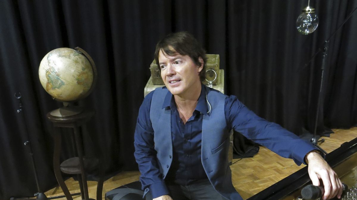 Arthur Hanlon explora el mundo con su piano