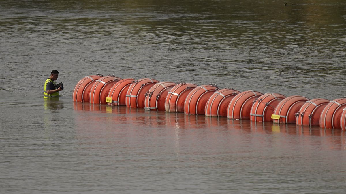 Texas mueve la barrera de boyas en el río Bravo más cerca de suelo ...