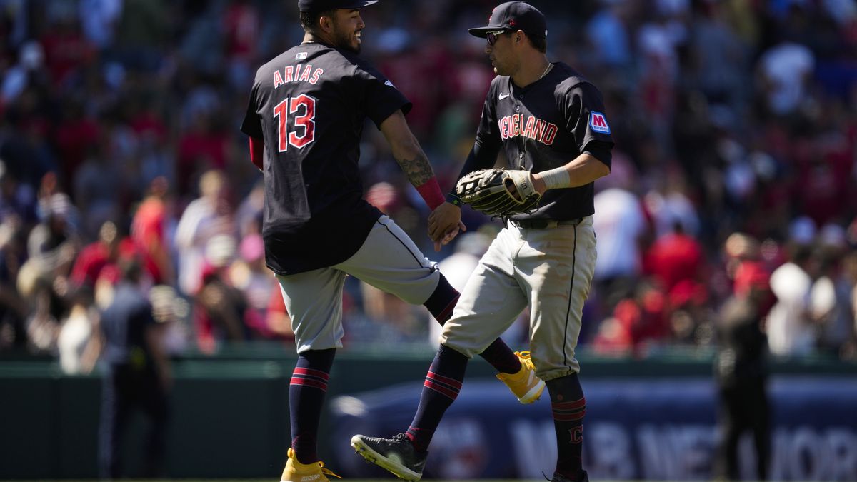 Lively ayuda a los Guardianes a superar a los Angelinos, 5-4 para su ...