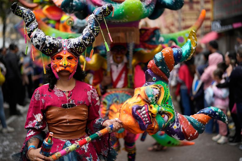 Desfile declarado Patrimonio Cultural Inmaterial de la Humanidad viste de color a Bogotá