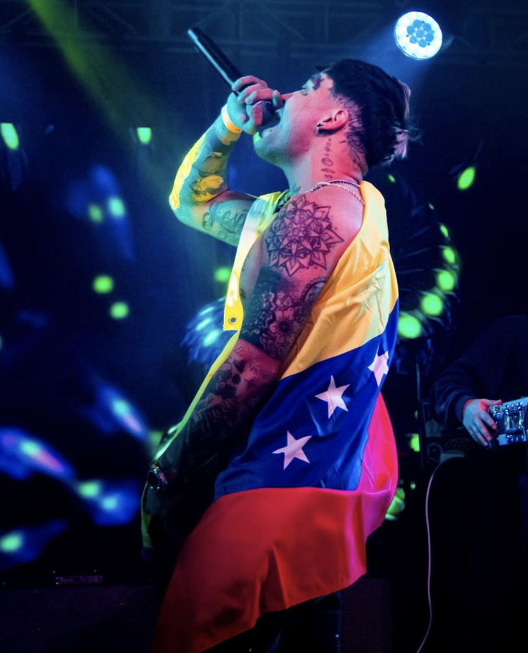 John Theis el artista venezolano con los ojos azules